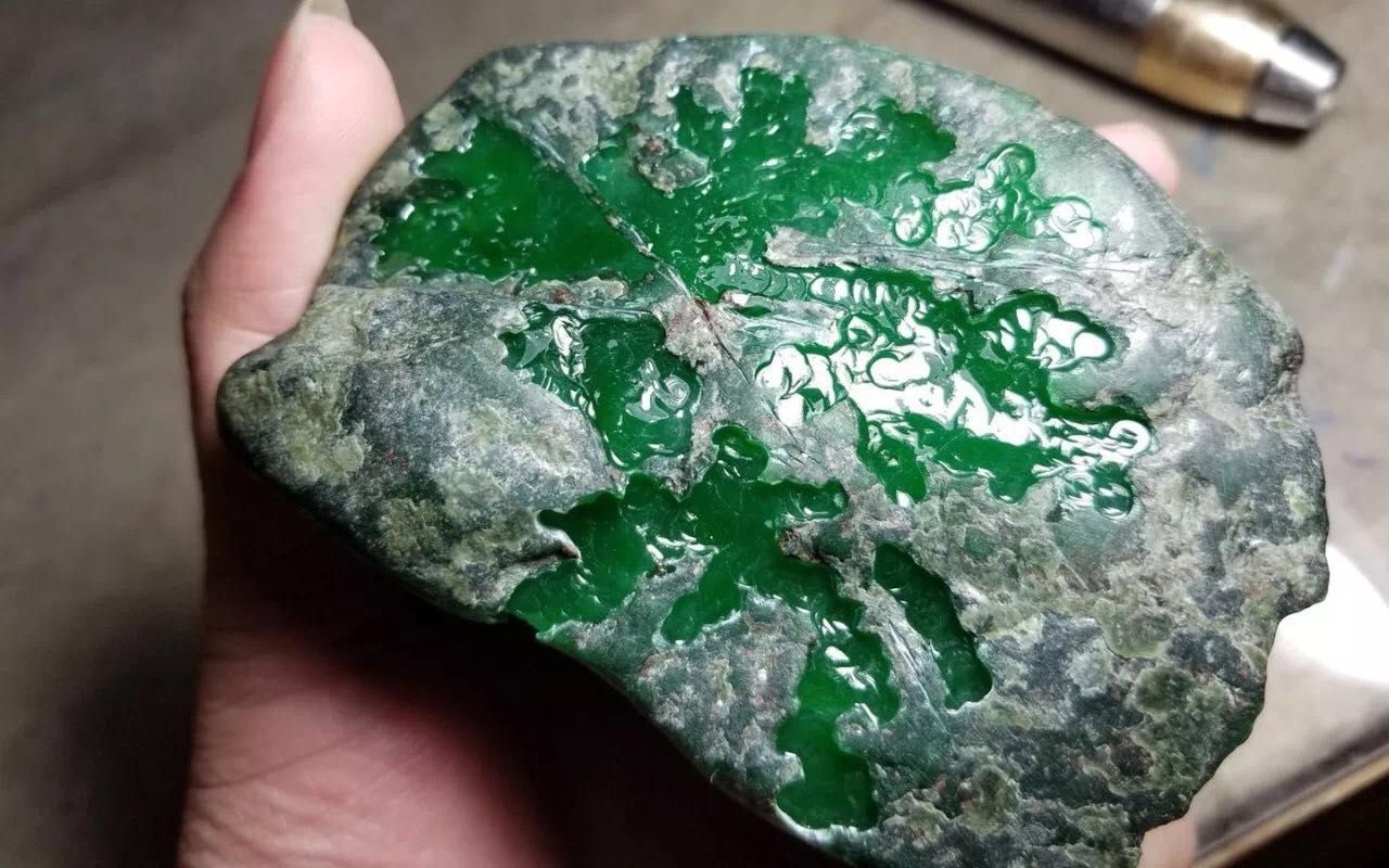 丢在角落多年的翡翠原石,开窗出来肉质太漂亮了