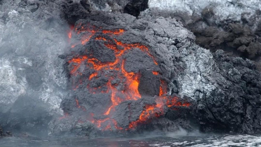 冰与火共存的国家,警察每天“无所事事”,陪着居民去抢鱼