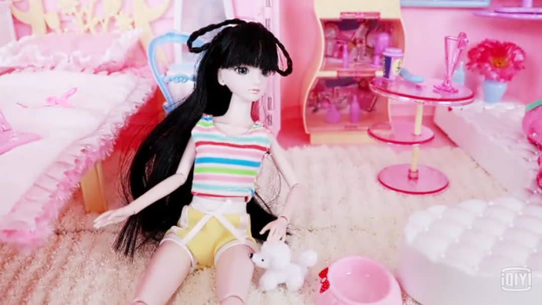 绒绒兔玩具:叶罗丽在家做完瑜伽喝完饮料后 打扮的漂亮