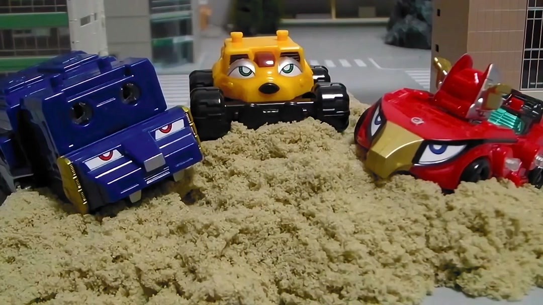 变形汽车在沙子里玩耍