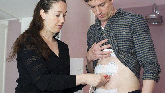 丈夫们都来体验一把“分娩模拟器”,看看你们还会不会惹老婆生气