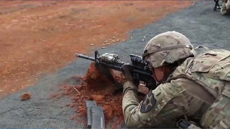 美军步兵射击训练,人手一个四倍镜,模仿“真人吃鸡”?
