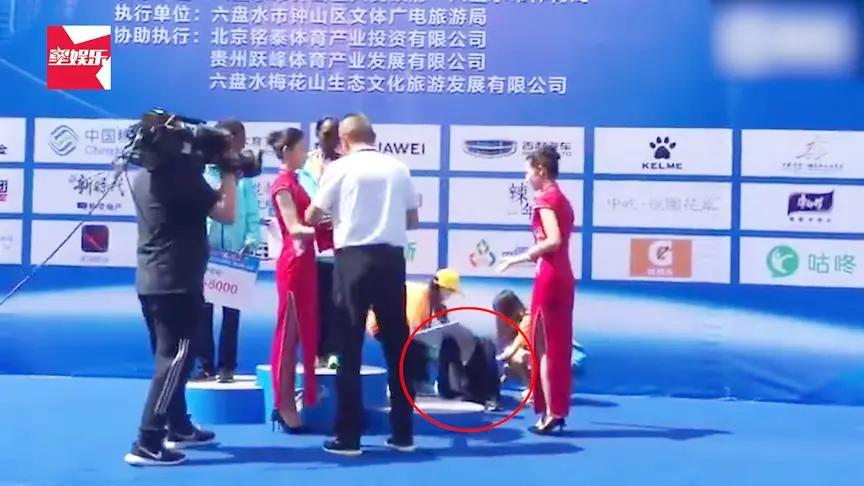 马拉松比赛季军晕倒颁奖典礼照常进行 组织方:想让选手感受荣誉