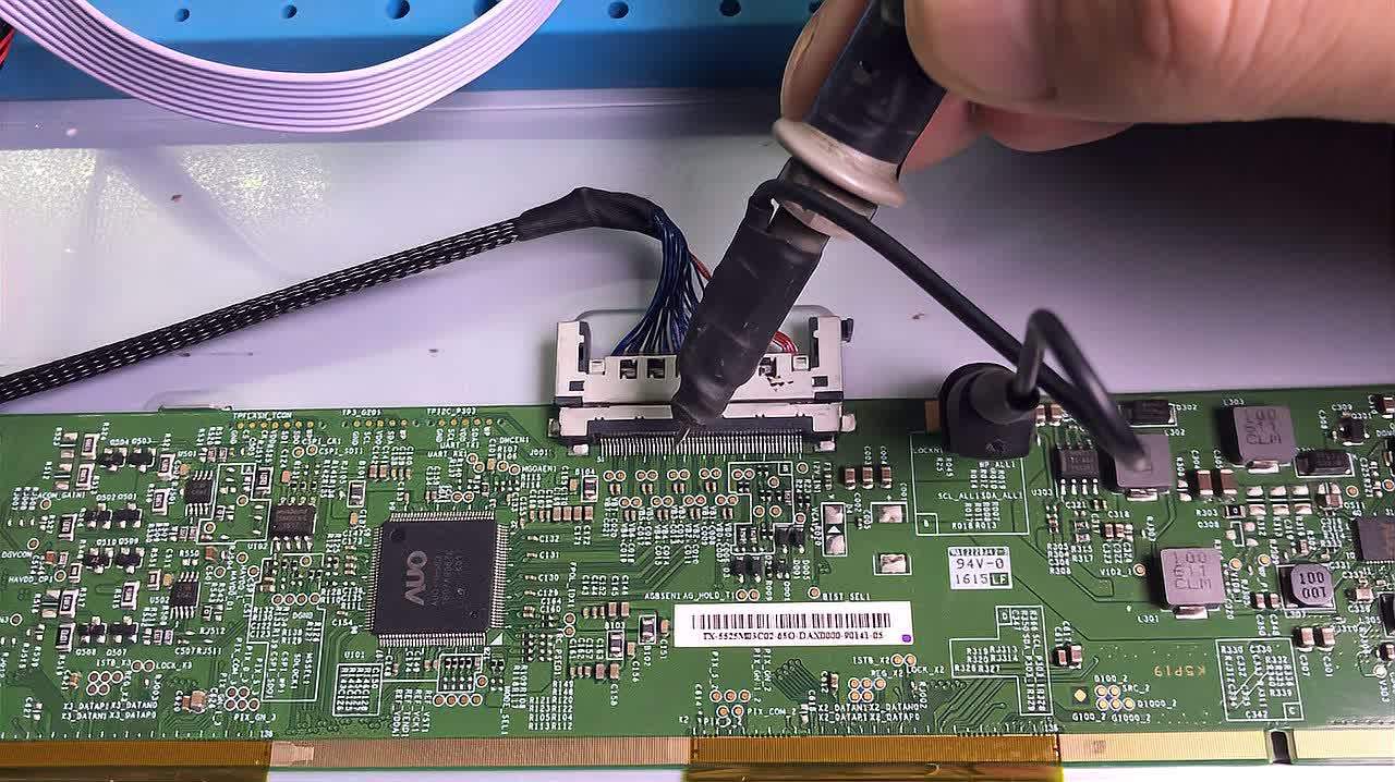 这位粉丝自己组装的显示器,尝试带电拔插屏线,结果白屏了