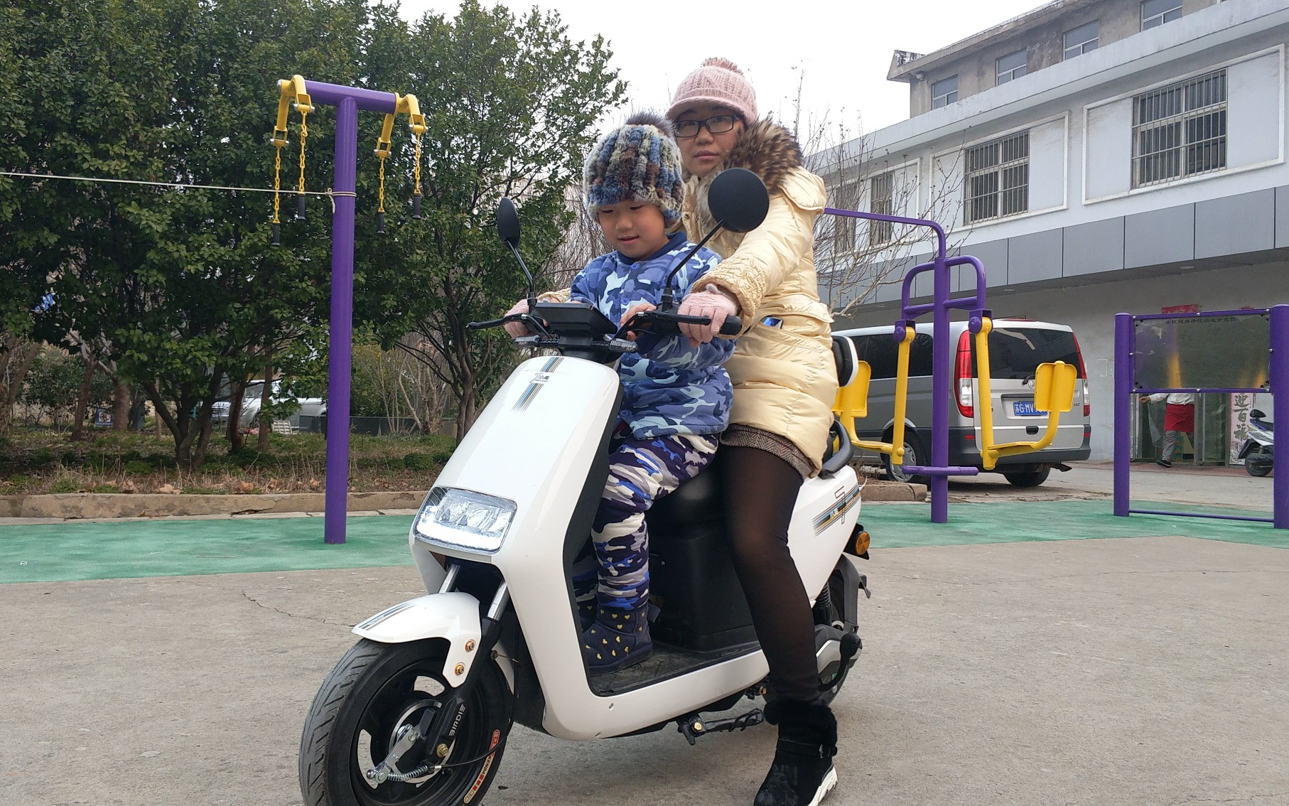 王小教傻媳妇骑电动车,媳妇问:P档是干什么用的。王小气哭了,奥利给。