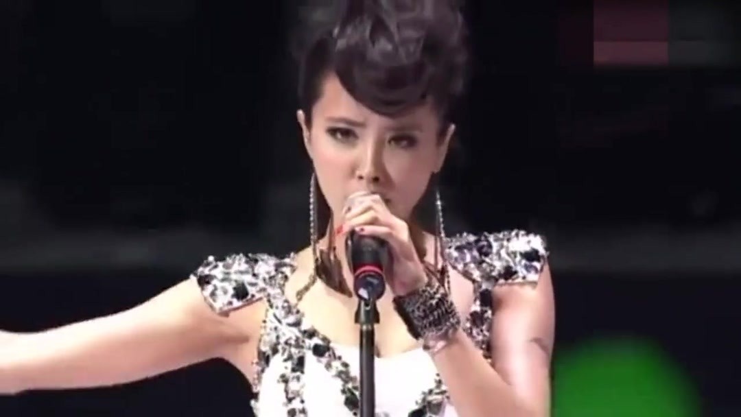 周杰伦演唱会,蔡依林登场的那瞬间全场沸腾了