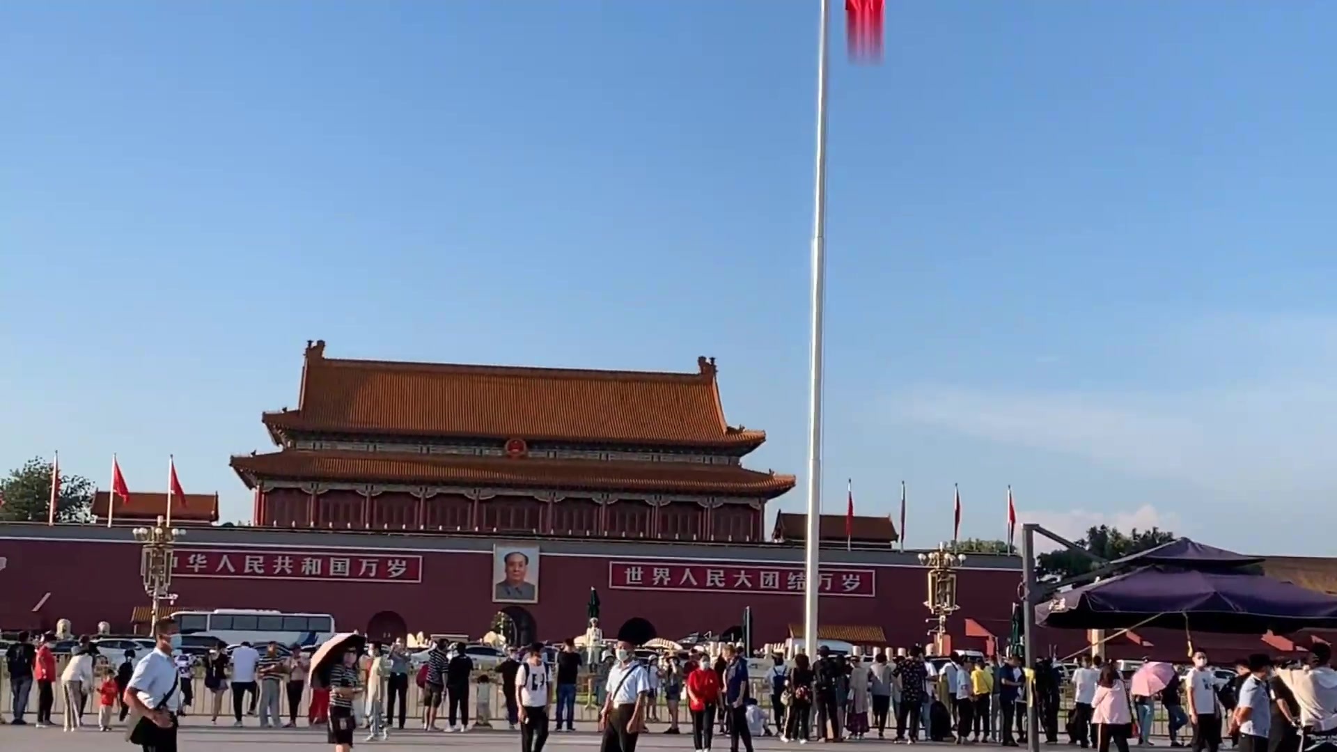 天安门每天这个时候都会拉起护栏,升降旗先看这个,否则白来!