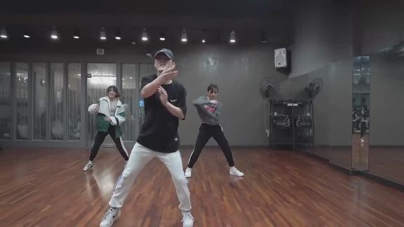 动感舞蹈《Uproar》,现代流行舞蹈视频,一支简单易学的舞蹈哦!