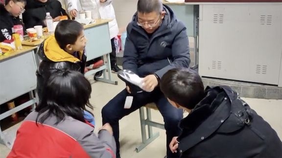 看哭了!这场特殊的班会 学生为老师送上特别惊喜