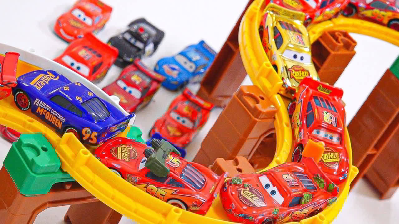 100辆闪电麦昆一起从轨道冲下来会怎样呢?