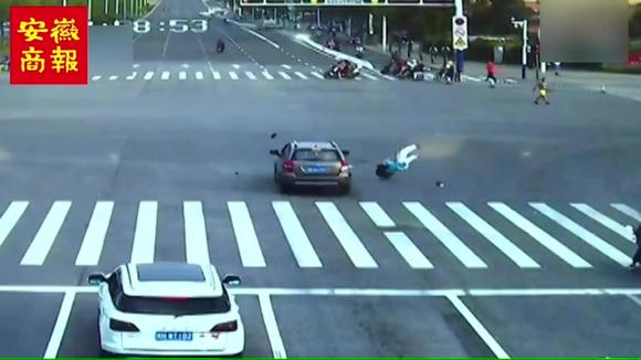 一个闯红灯!一个赶红灯!#安徽 安庆一学生骑电动车直接被撞飞!