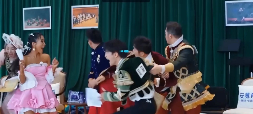 【周·音乐精灵·表情包大户·深】你敢信这是一个人嘛!魅力值拉满~