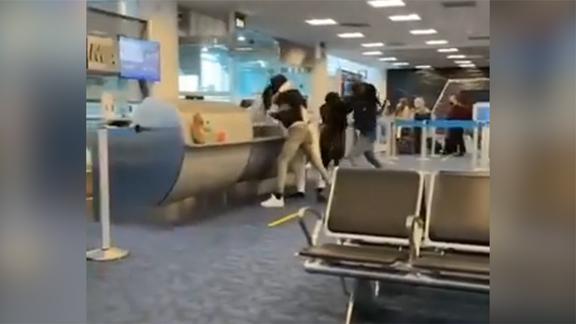 为了抢座位,7名乘客在美国机场候机厅内上演“全武行”