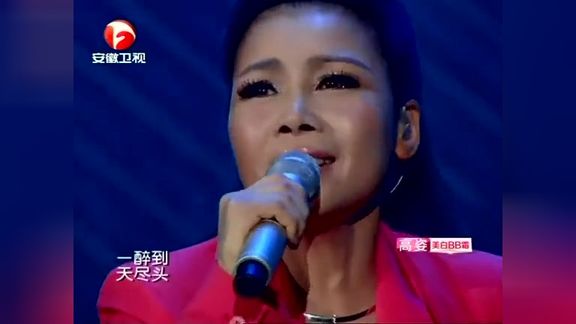 田震这首《干杯朋友》我为歌狂现场版,沙哑大气的声音令人陶醉