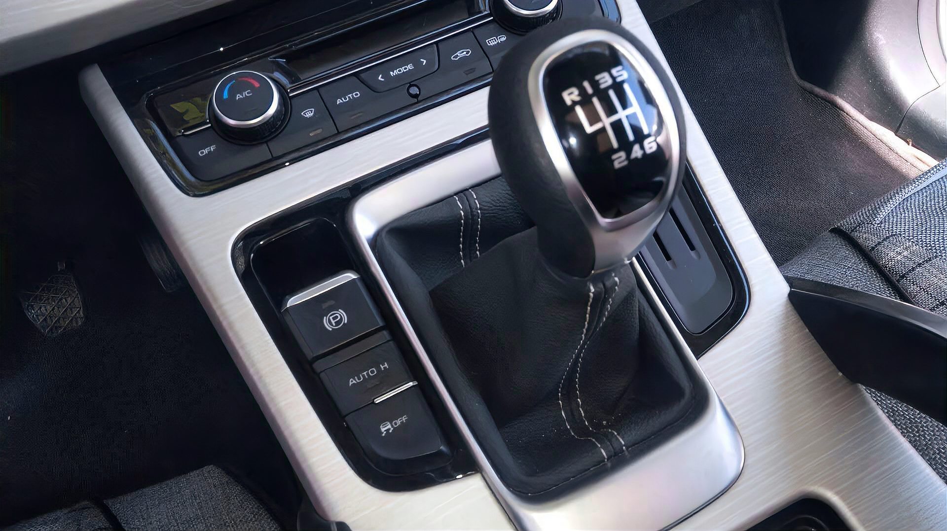 开手动挡车时,如何让“顿挫感”消失?