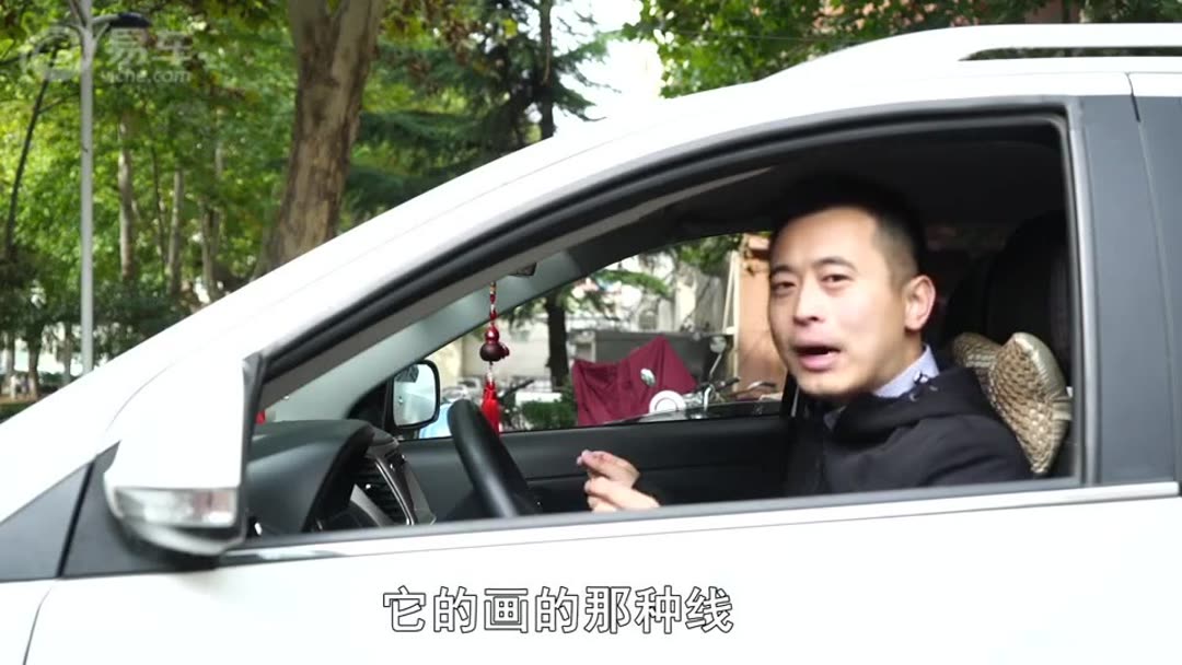 老司机教你倒车入库小技巧,比驾校教的简单多了