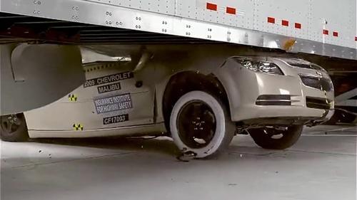 以后一定要远离大货车,测试轿车撞大货车的这一幕,我以后都不敢开车了