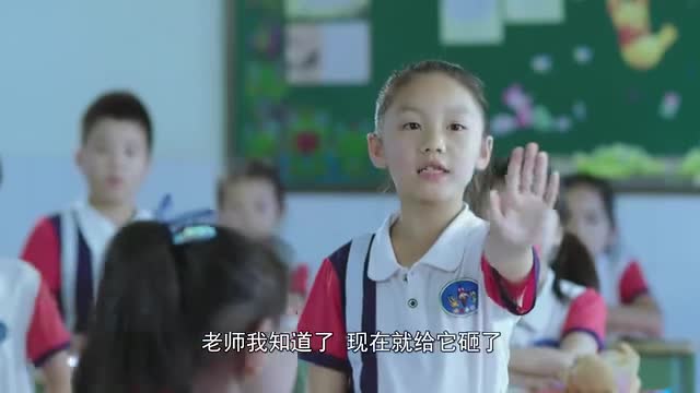 小学生上课玩手机被美女老师发现,直接摔了!