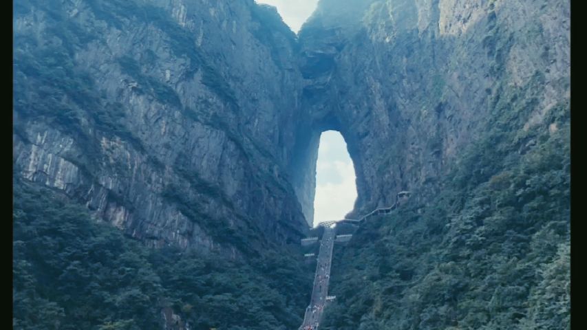 两家的张家界之旅:观天门山奇观、玻璃栈道、九十九道弯公路。