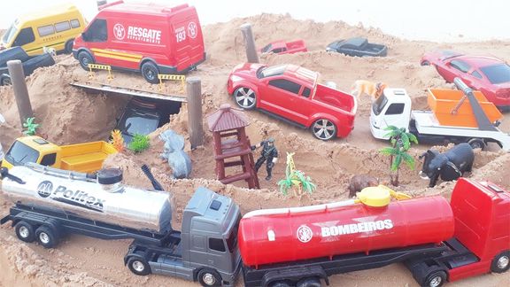 模型玩具汽车和野生动物