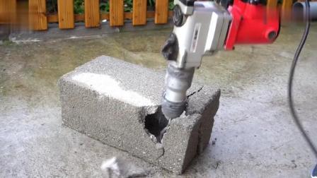 冲击钻上装一块铁铲,效果杠杠的!