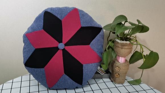 旧物利用,美女用旧衣衣服改造漂亮抱枕,又漂亮又舒服!