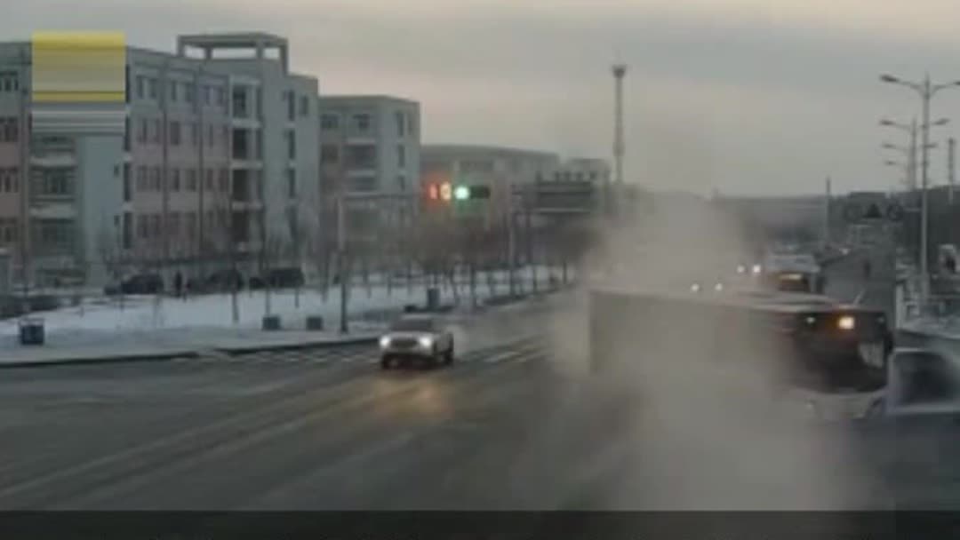 公交车尾气排放严重影响视线,荒唐的一幕恰好被监控拍下!