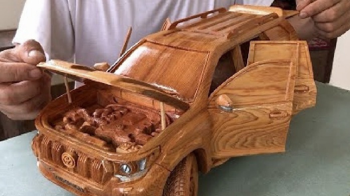 高超木雕将普通木头做成陆地巡洋舰汽车模型,细节很到位,服了!