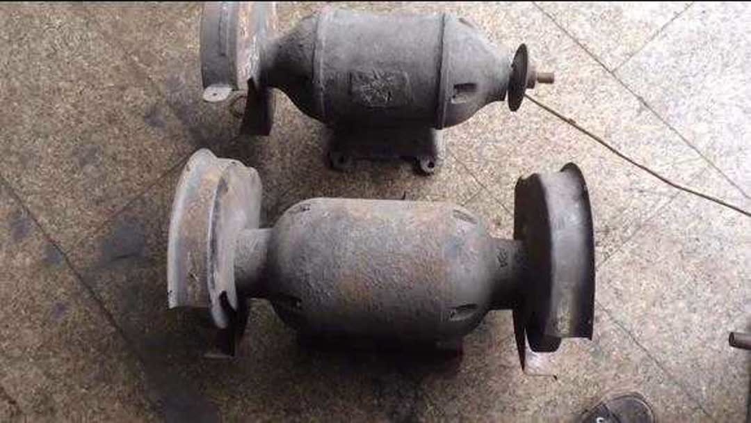 老古董的砂轮机,看着很大里面的电机也只有一丁点