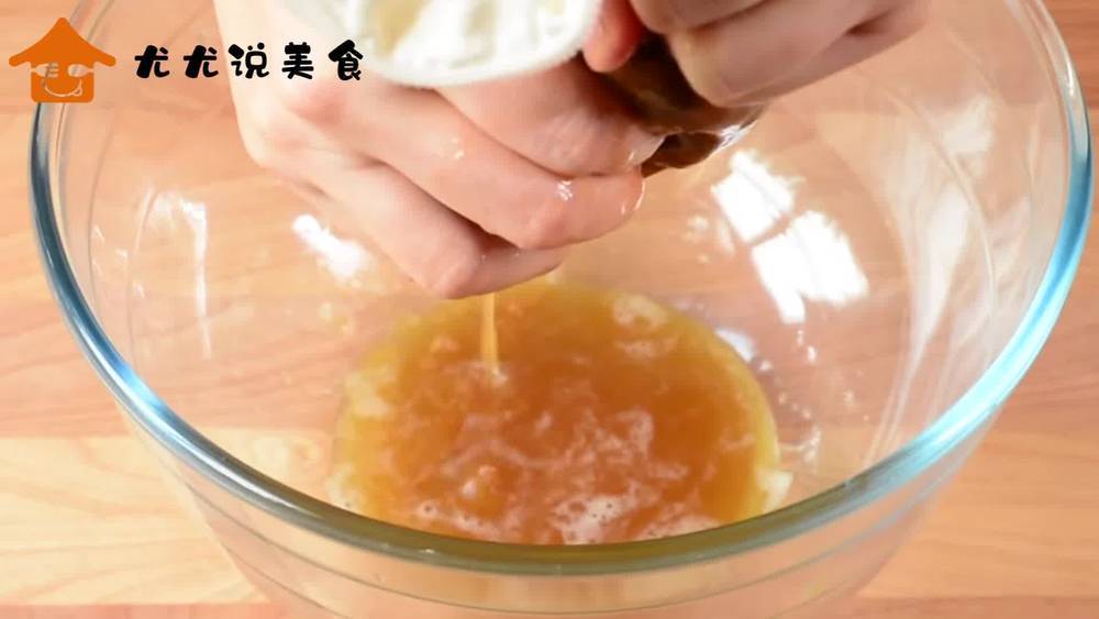 自制椰枣糖浆,加2片柠檬,简单搅一搅,好喝又健康