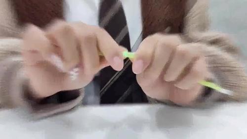 还记得小时候的荧光棒么?它还能变成棒棒糖的样子