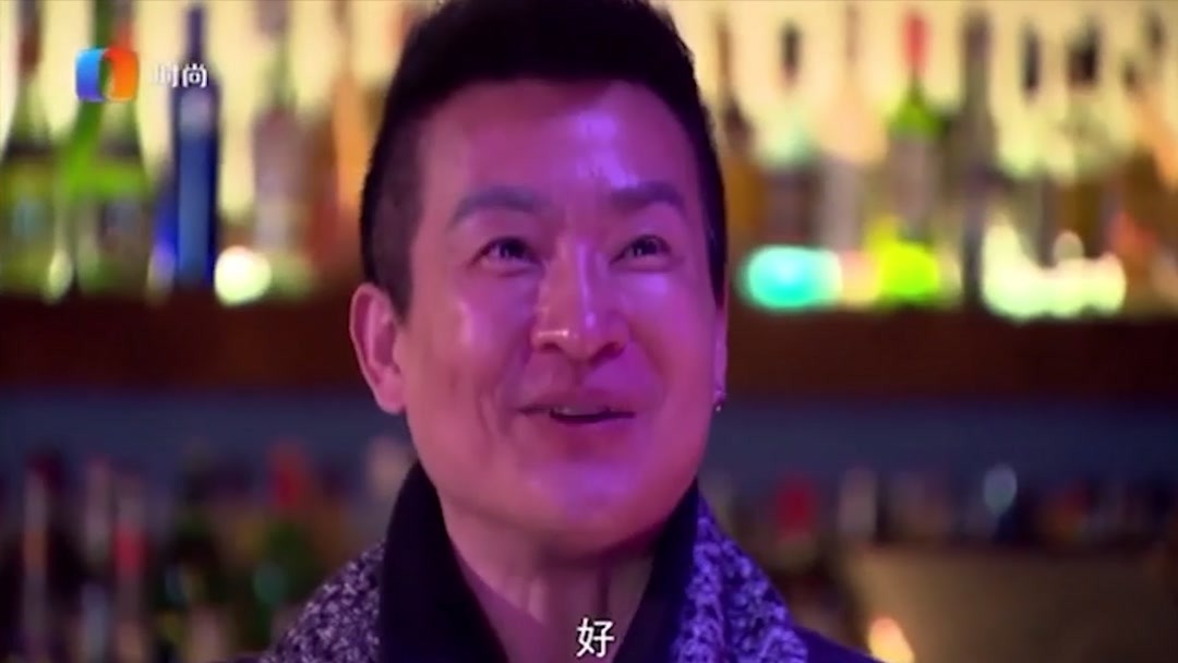 女子跳钢管舞姿态妖娆,男子见后心动不已,竟对女孩动歪脑筋