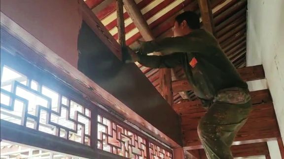 室内钢结构上做仿木纹漆工艺!手拉木纹漆施工视频
