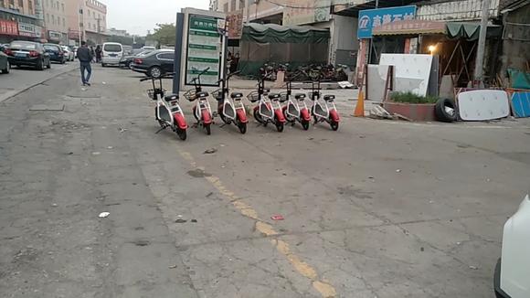 广东乐从这边有很多共享电动车,扫一扫二维码就能骑回家,真方便