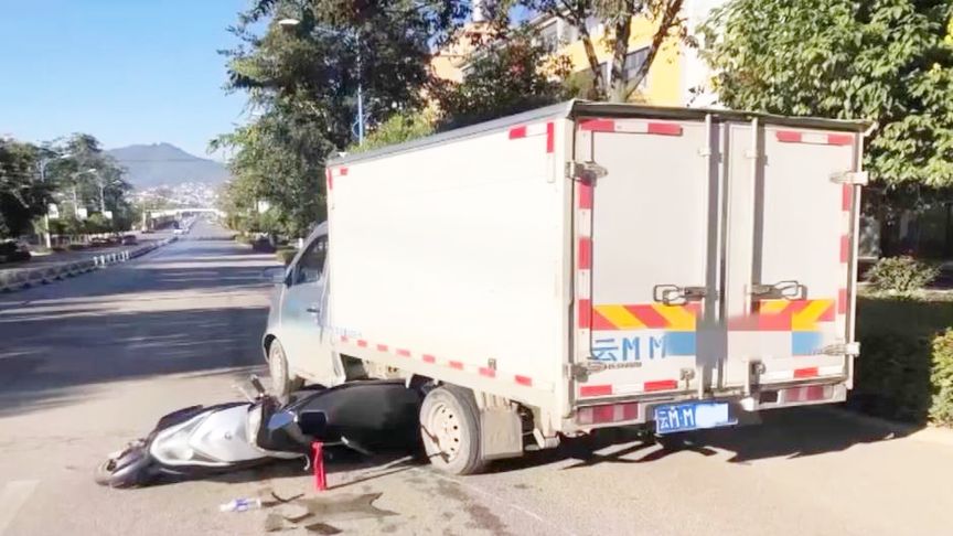 路面湿滑电动车侧翻,竟“钻进”小货车车底,还要负主要责任!