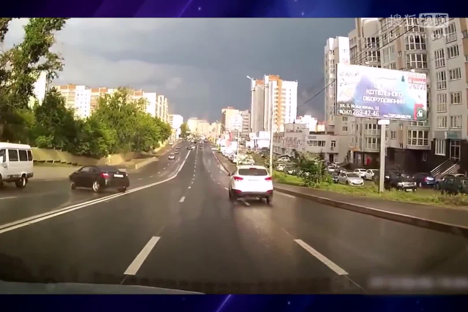 行车记录仪记录的各种交通事故,太震撼了!