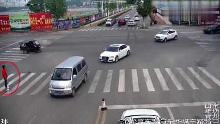 监控:小伙踩平衡车闯红灯,险些被面包车撞飞,幸亏身法好救了一命