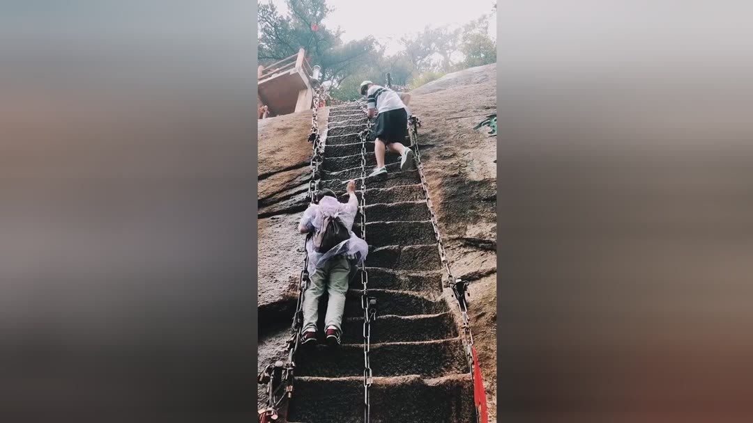 最近看到华山一男子解开安全绳轻生 新闻 想起了上个月去的时候 那个...