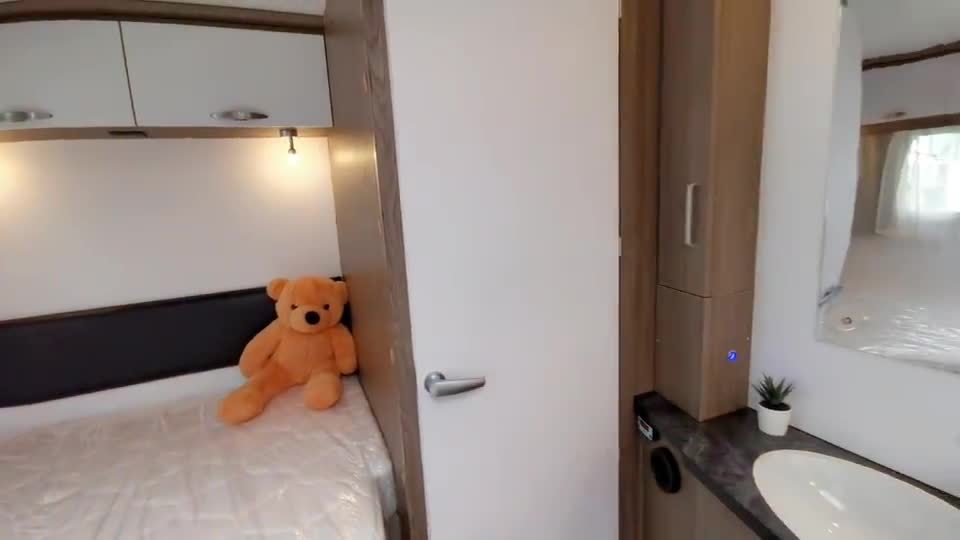 小型公路版拖挂房车,外观采用全新配色