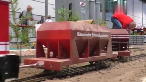 仿真火车模型,在铁轨上开动,感觉噪音大了点儿!