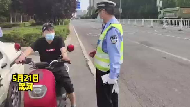 骑行电动车戴头盔,走非机动车道!#安全出行