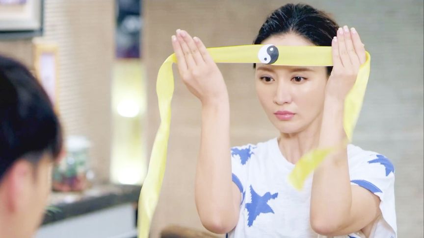 美女不光漂亮,还会占卜算卦,真是半仙在世啊