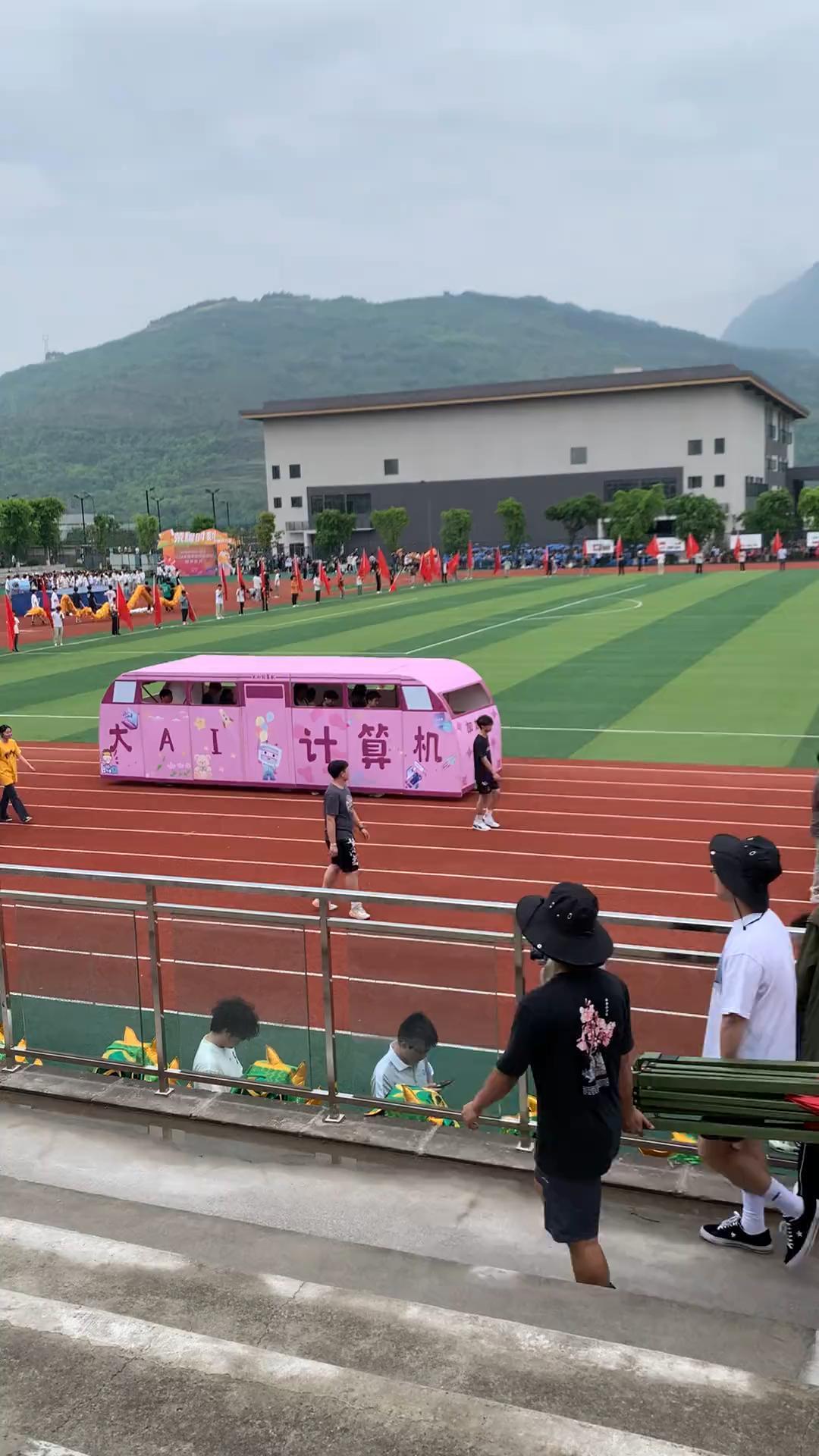 校运会开幕式,计算机系的创意出场方式好高级!