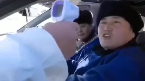 蒙古牧民走高速停车量体温,这做法也是没谁了,电子体温仪不会用