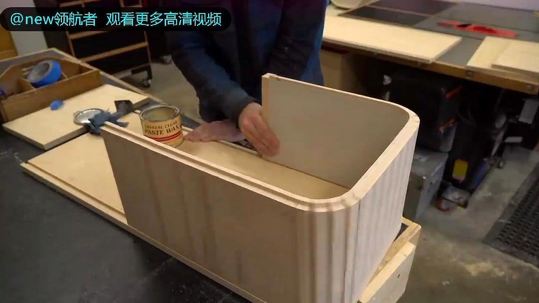 木工作品:国外牛人用多层板制作了一个舒服好看的推拉百叶门