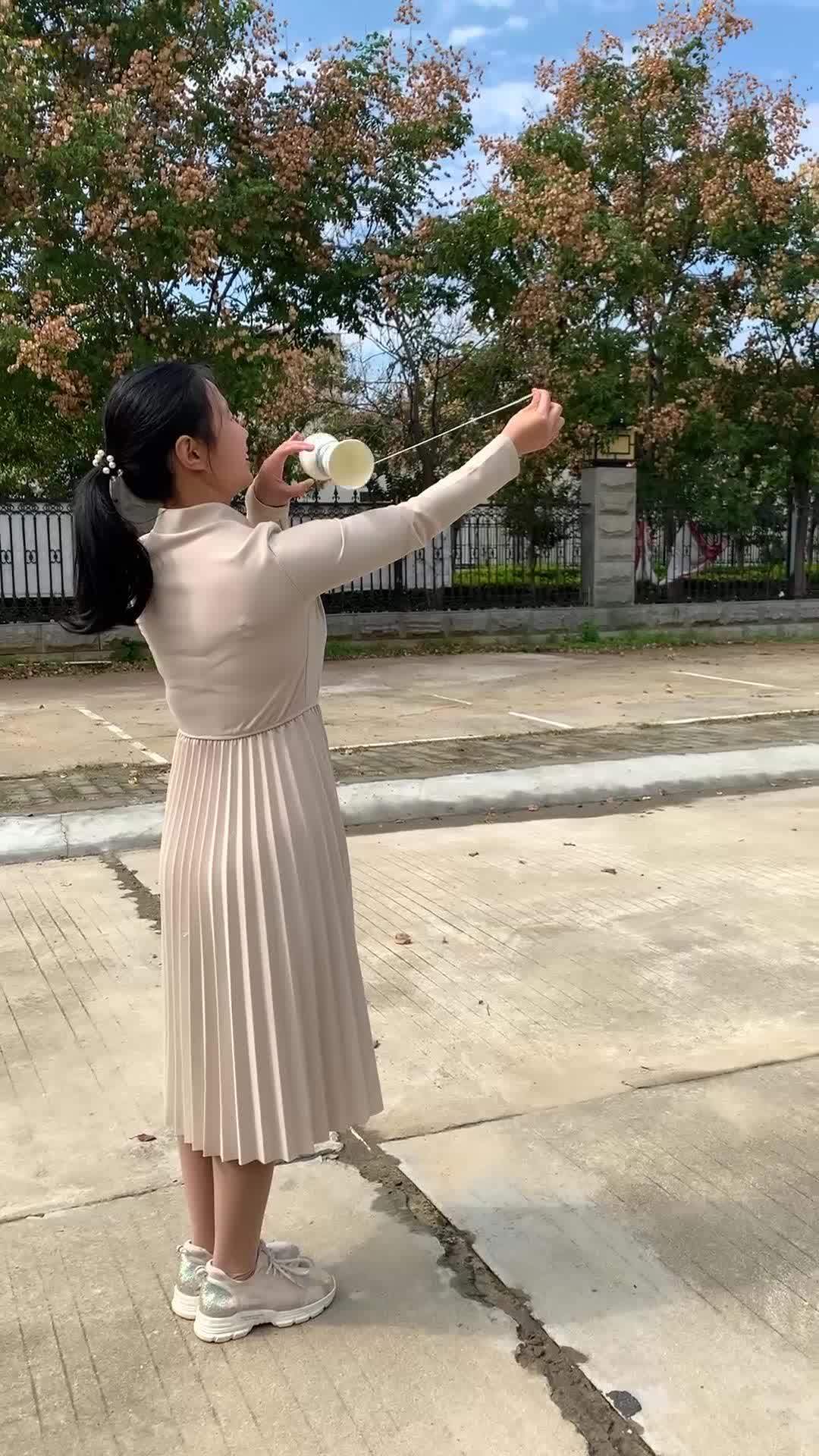 用一次性纸杯做好玩的飞行器,你一看就会,赶快收藏起来(=￣ω￣=)