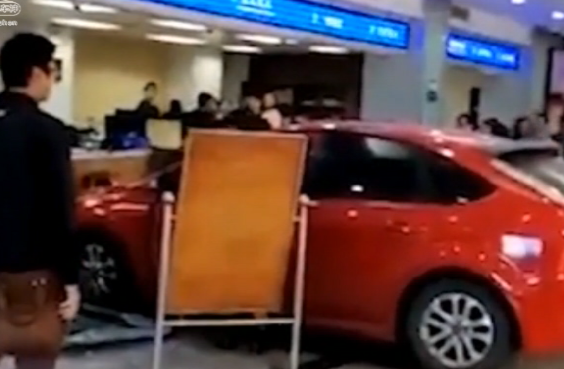实习女司机将车开进了税务局办税大厅