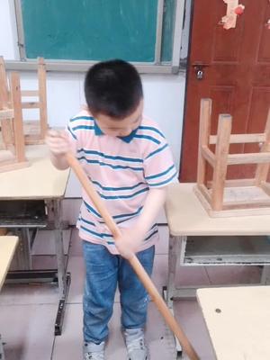 ...能拿着拖把打扫教室!好样的!从小培养孩子热爱劳动的好习惯益处多多!