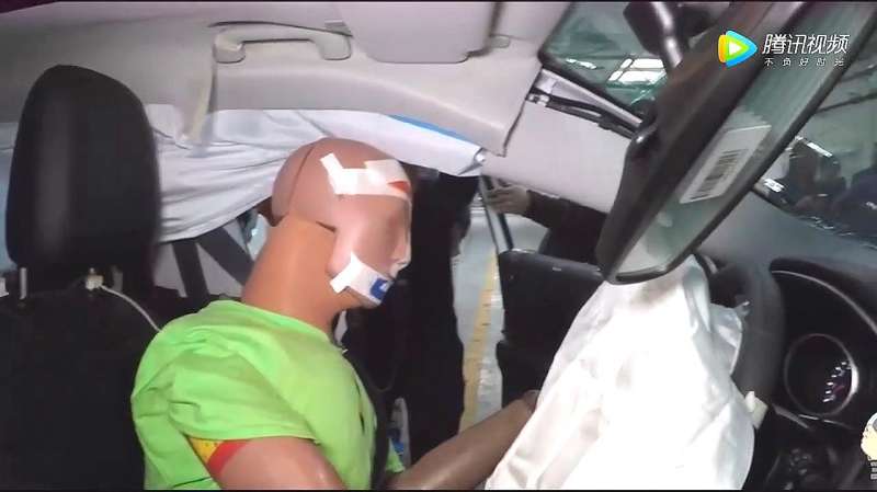 吉普指南者完成最残酷碰撞测试,场面太疯狂,场面惨不忍睹