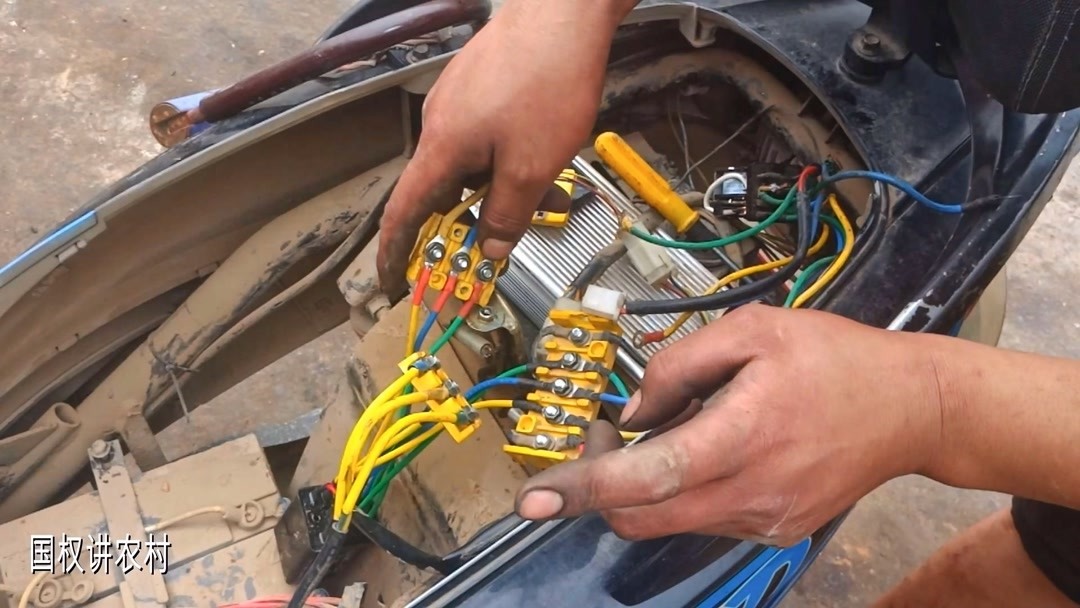 2个电机的双动力电动车;控制器工作原理是什么样的你知道吗?